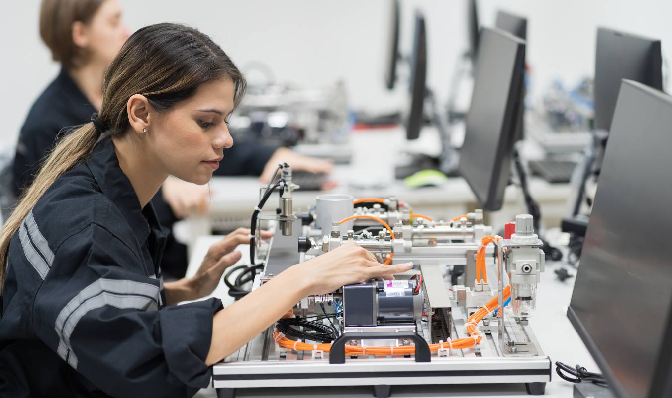 Controlador lógico programable: sus principales usos | Escuela Artesanía